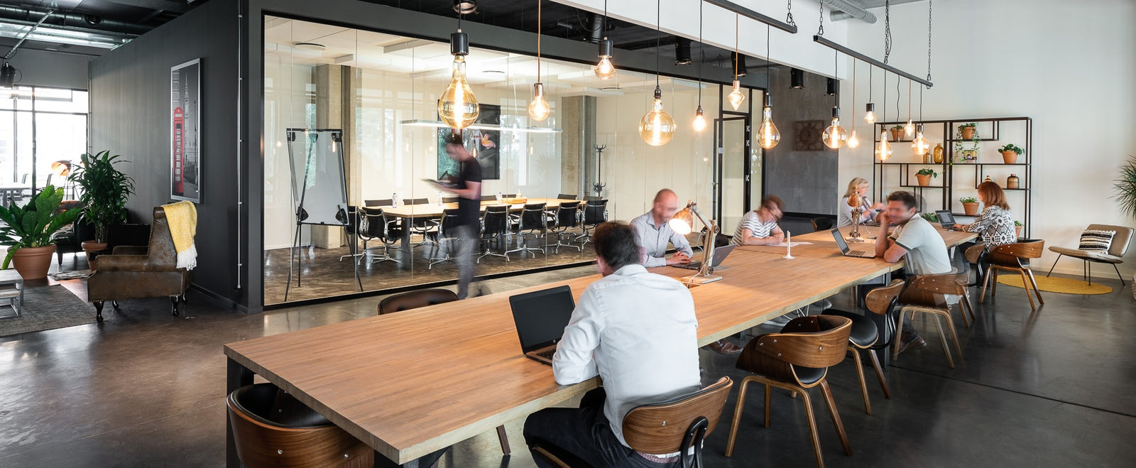 Buro International - Kantoormeubelen - Projectinrichting